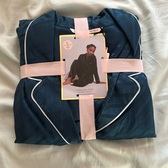 Victoria's Secret | Intimates & Sleepwear | Nwt Vs Satin Pajama Set ...